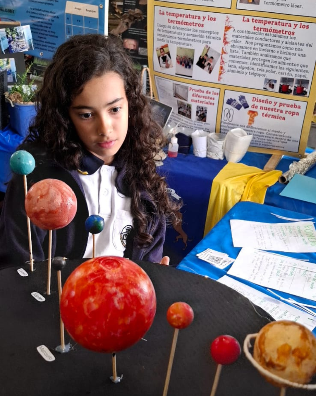 El universo en una maqueta: alumnas de Primaria en la Feria ...